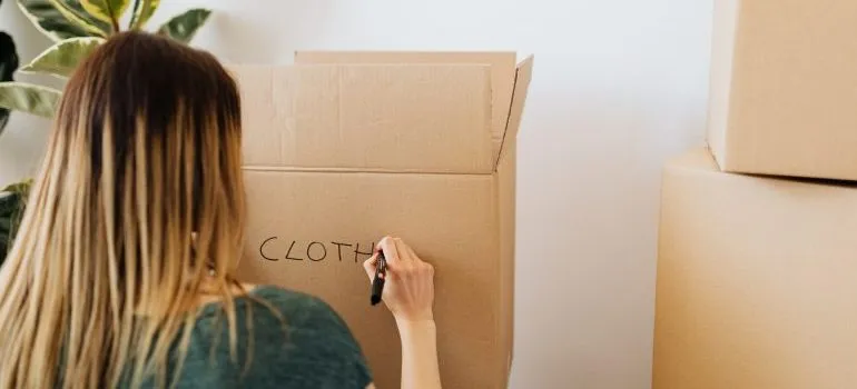 The Most Efficient Ways To Pack And Move Hanging Clothes | Professional ...