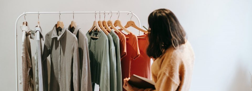 The most efficient ways to pack and move hanging clothes - Professional ...